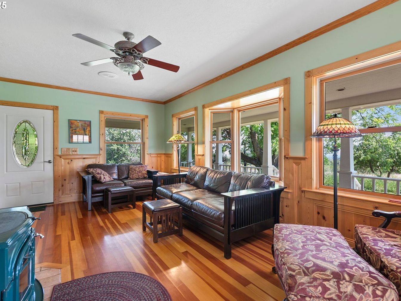 Exquisite 1910 Mountain Retreat in Halfway, Oregon, Featuring a Wrap ...