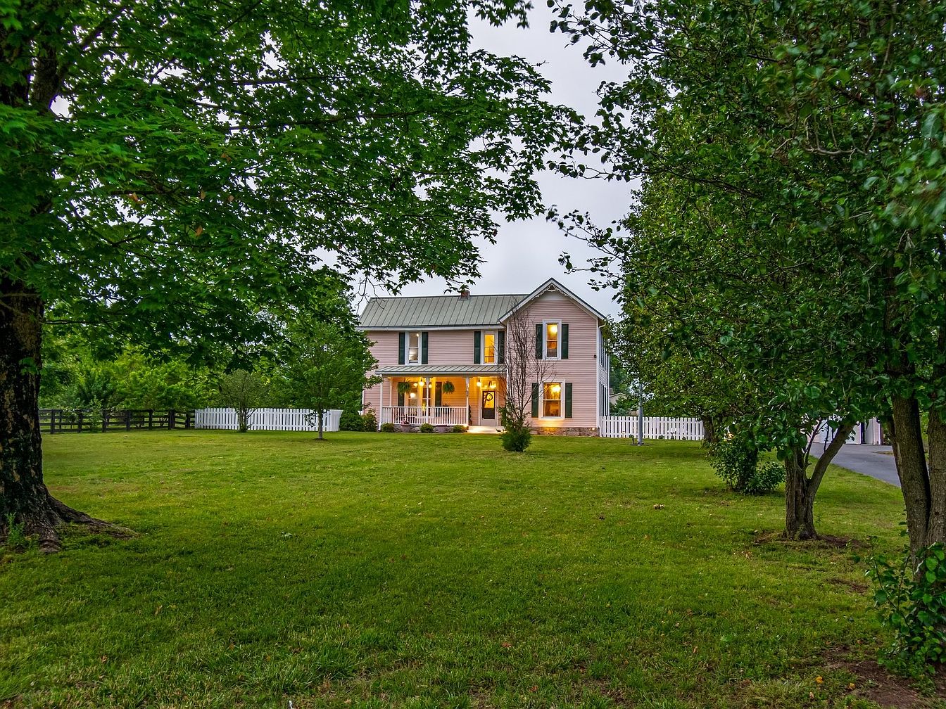 Beautiful 1900 Farmhouse in Mount Pleasant, Tennessee, Nestled on 20 ...