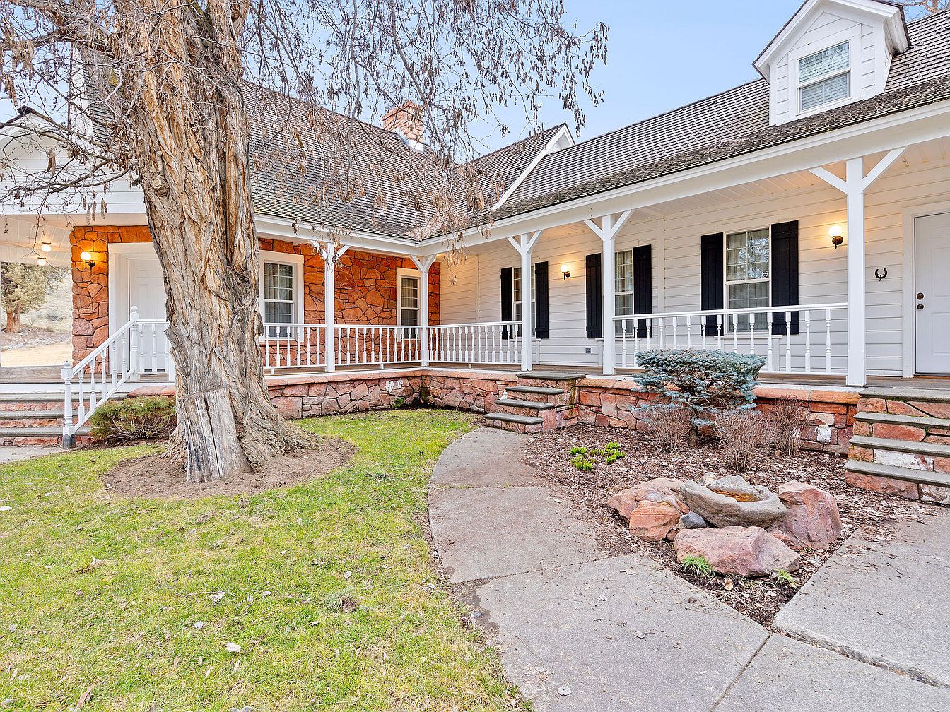 Remarkable 1921 Ranch in Madras, Oregon, Featuring Expansive Views ...