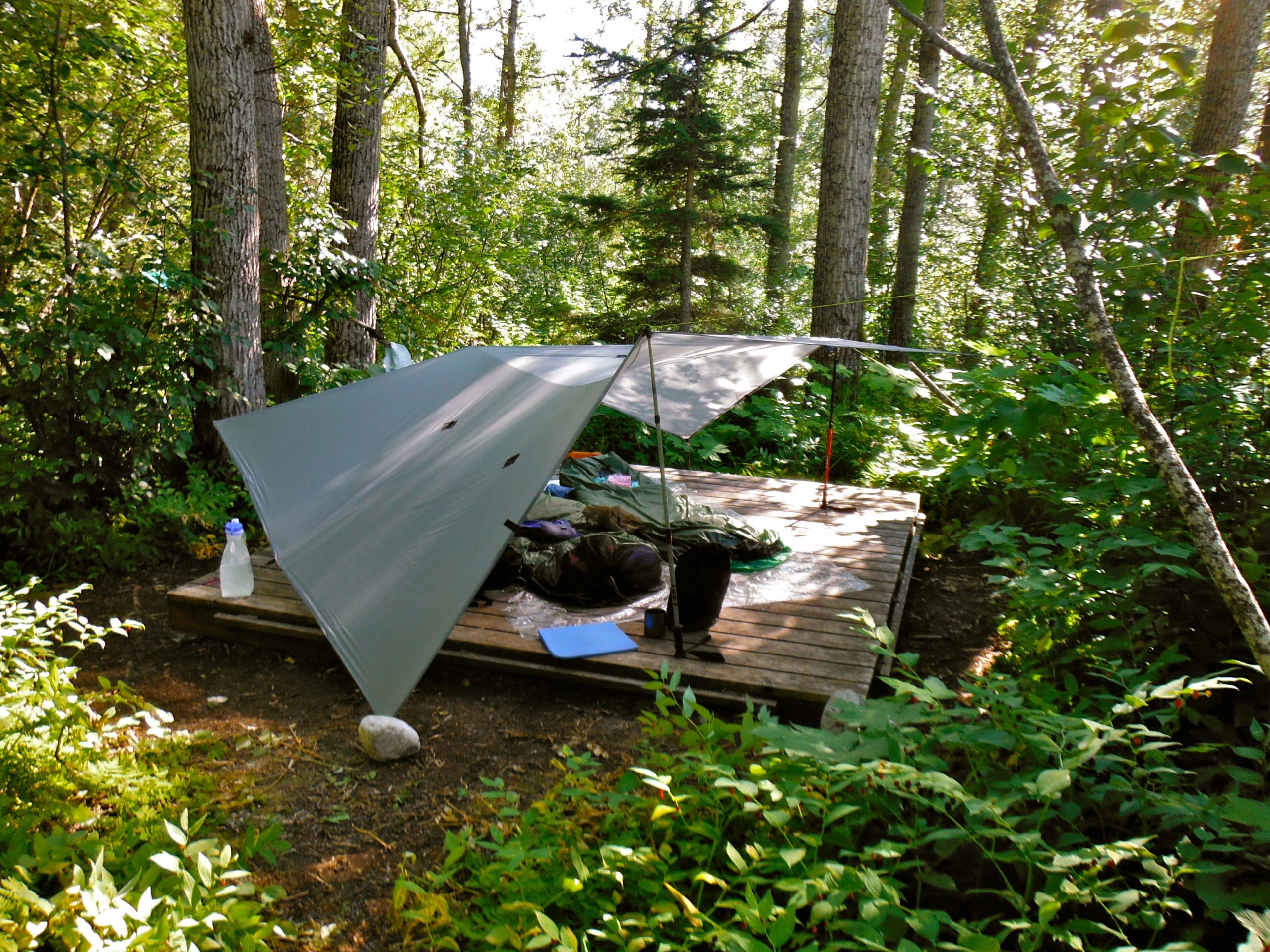 How to Build a Survival Shelter Using Only a Tarp and Rope - Bushcraft ...