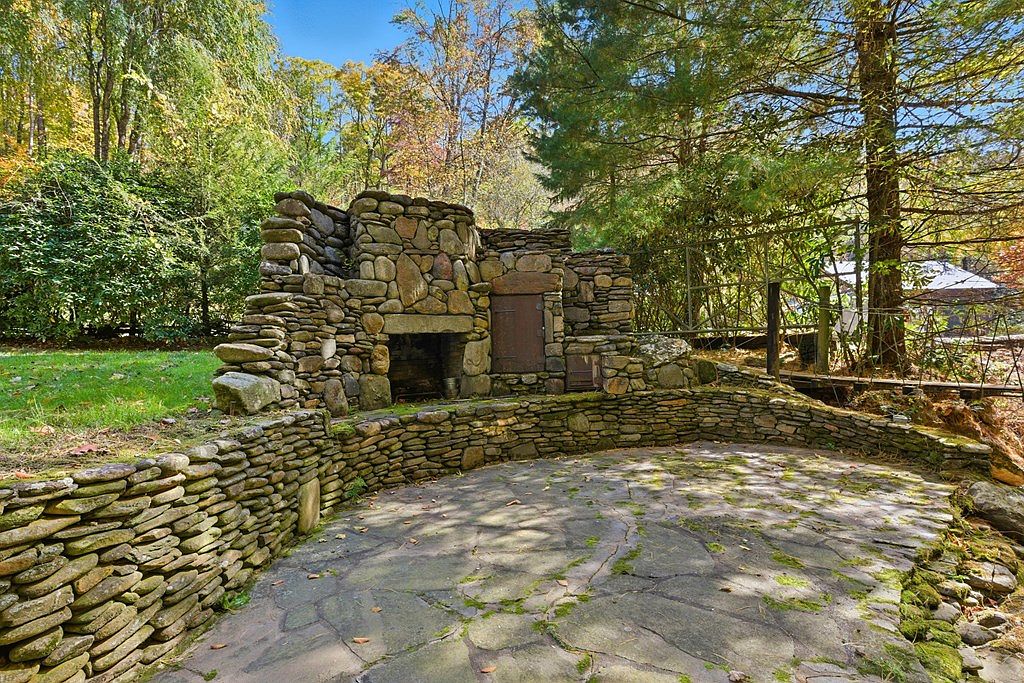 1925 Home in Hayesville, North Carolina, Featuring Hand-Hewn Eastern ...