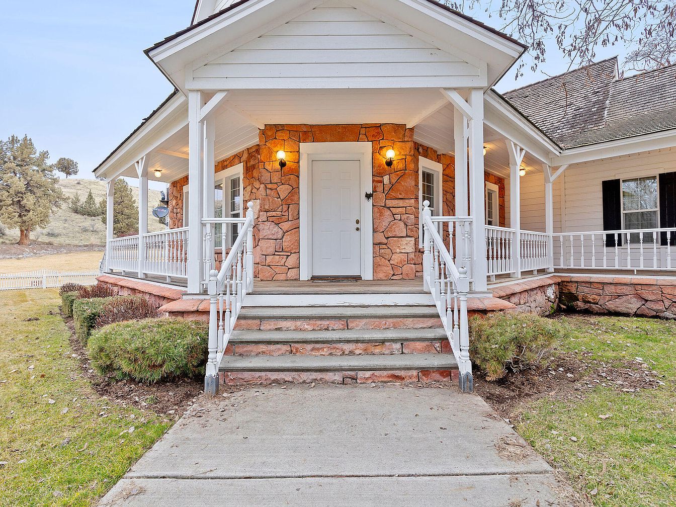 Remarkable 1921 Ranch in Madras, Oregon, Featuring Expansive Views ...